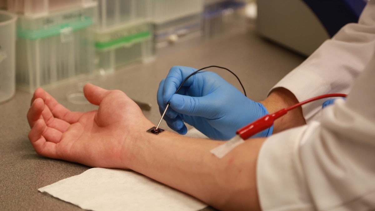 Scientists Reprogram Cells' DNA Using Nanotechnology
