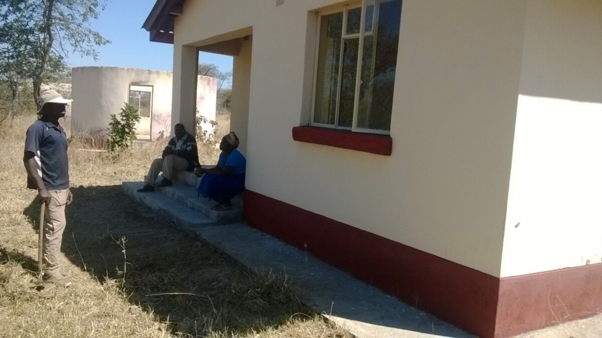 Displaced Zimbabwe Families Invade Private Houses