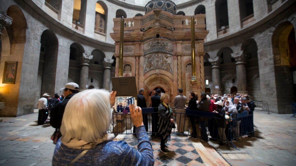 After Months of Repairs, Burial Place of Jesus Reopens