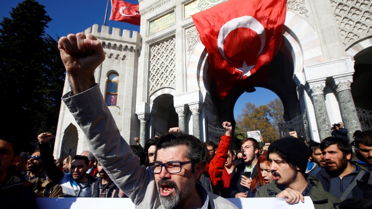 Turkey Fires Over 2700 Over Links to 'Terror' Organizations