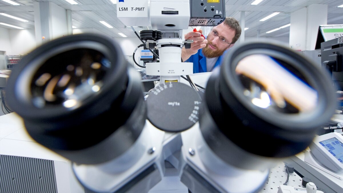 New Microscope Captures 3-D Cellular Action in Real Time