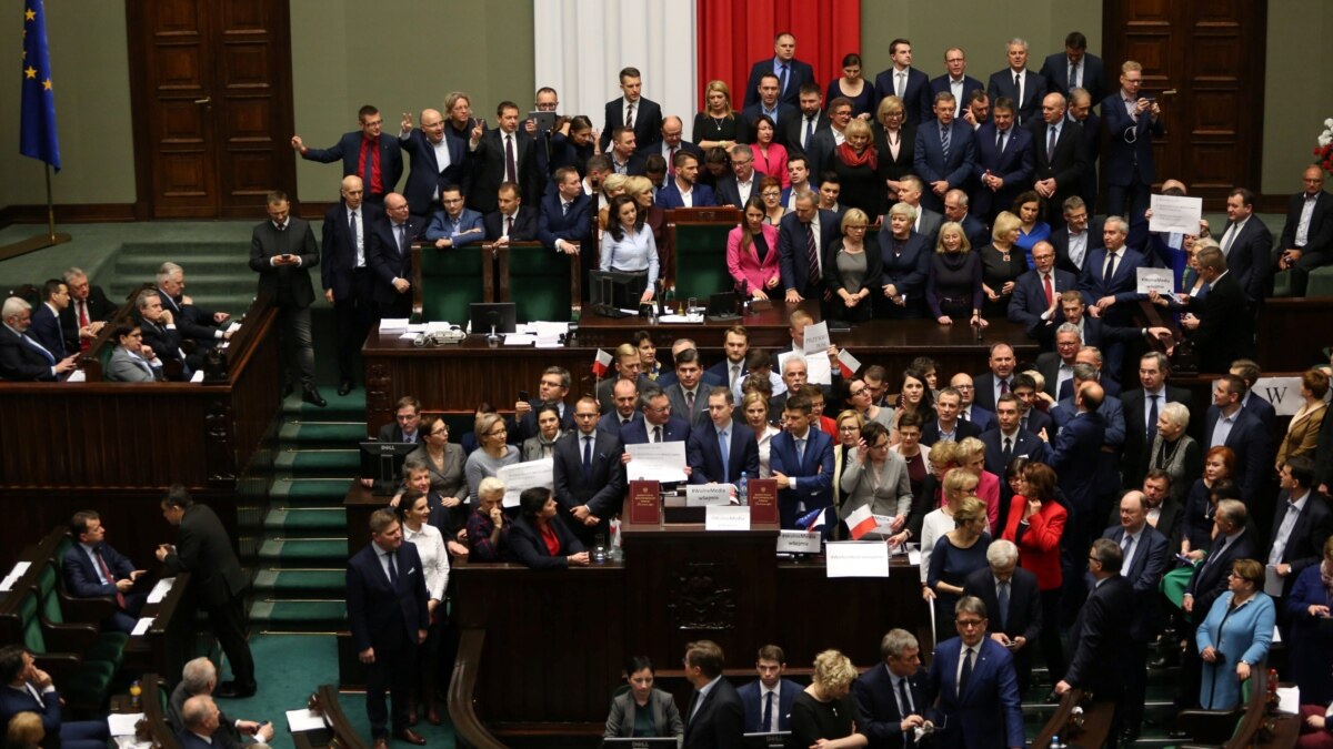 Polish Political Standoff Enters Second Day