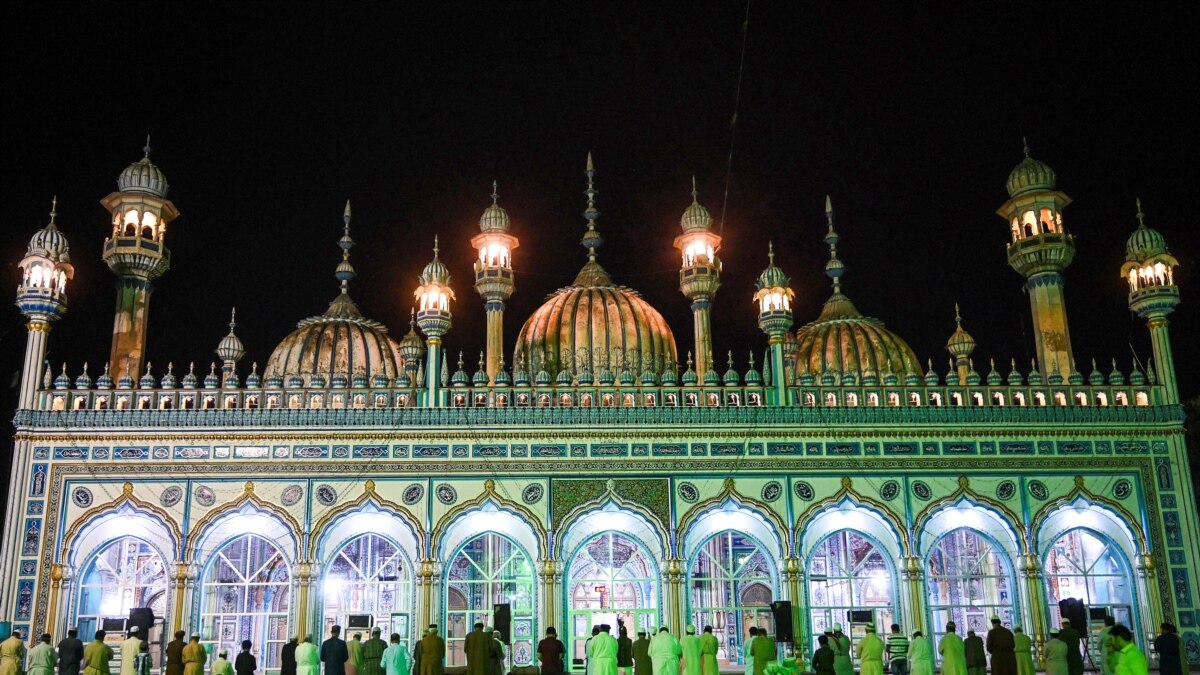 Pakistan's Mosques Full Despite Country's Third COVID Wave