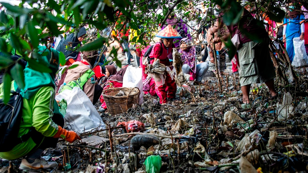 Activists do Dirty Work of Clearing Trash on World Cleanup Day