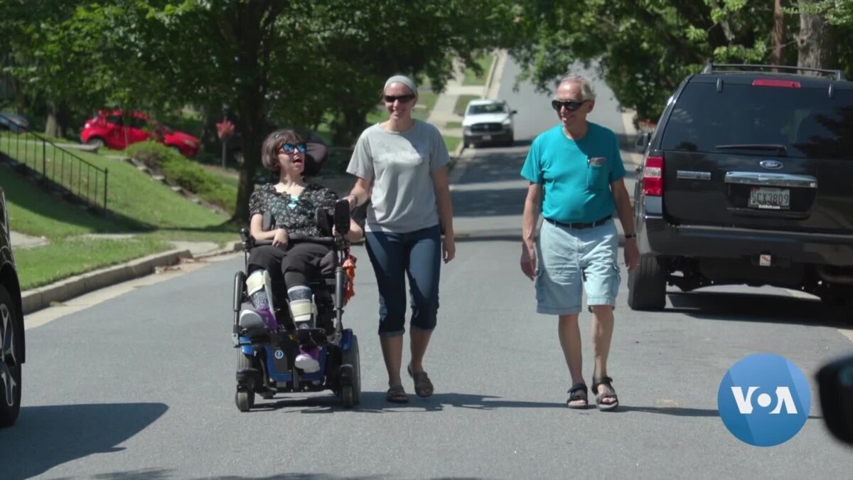 Paralyzed Artist Creates Art With No Boundaries