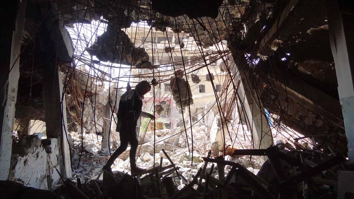 Iraqi Volunteers Join to Rebuild Mosul Library