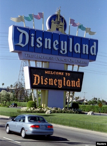 Disneyland Entrance Sign
