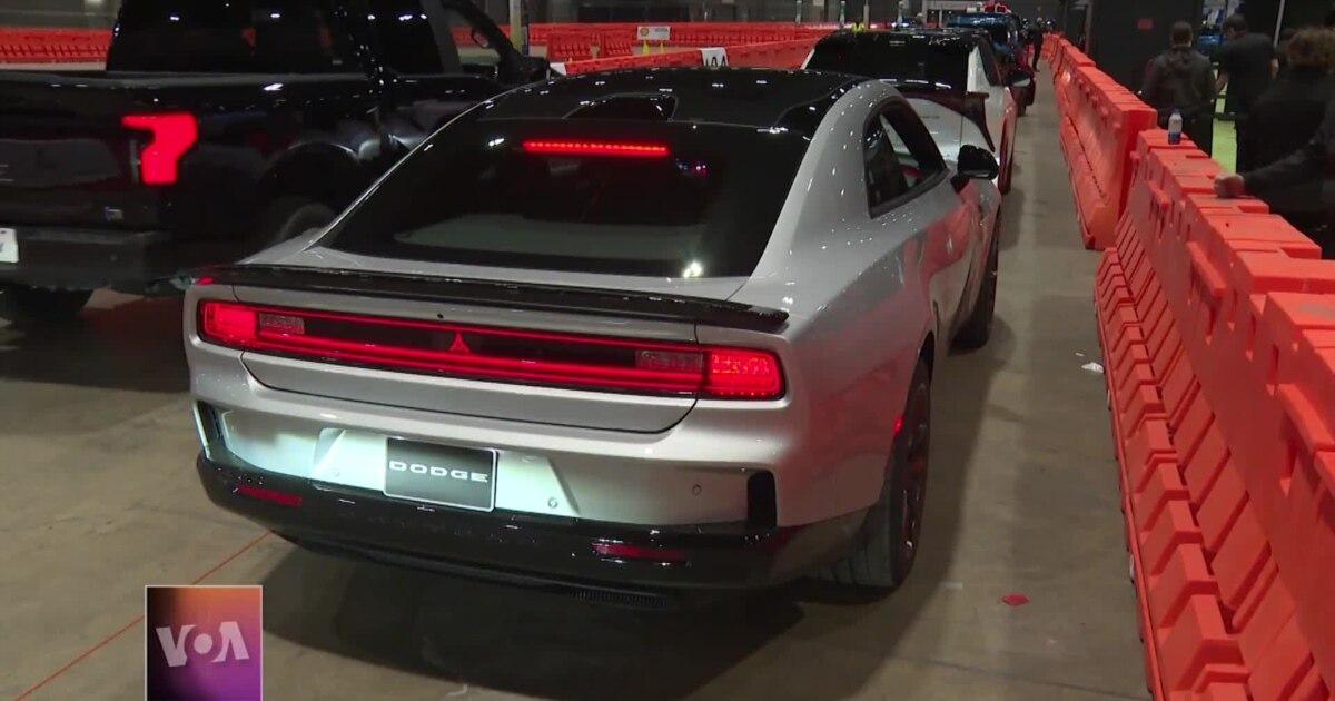 Electric vehicle fanatics gather at Chicago Auto Show