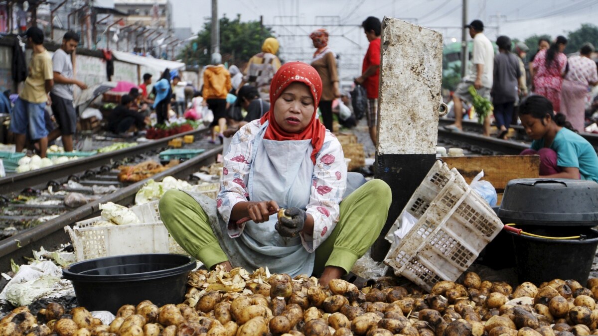 Perempuan: Tulang Punggung Ekonomi yang Sering Terabaikan Perempuan: Tulang Punggung Ekonomi yang Sering Terabaikan