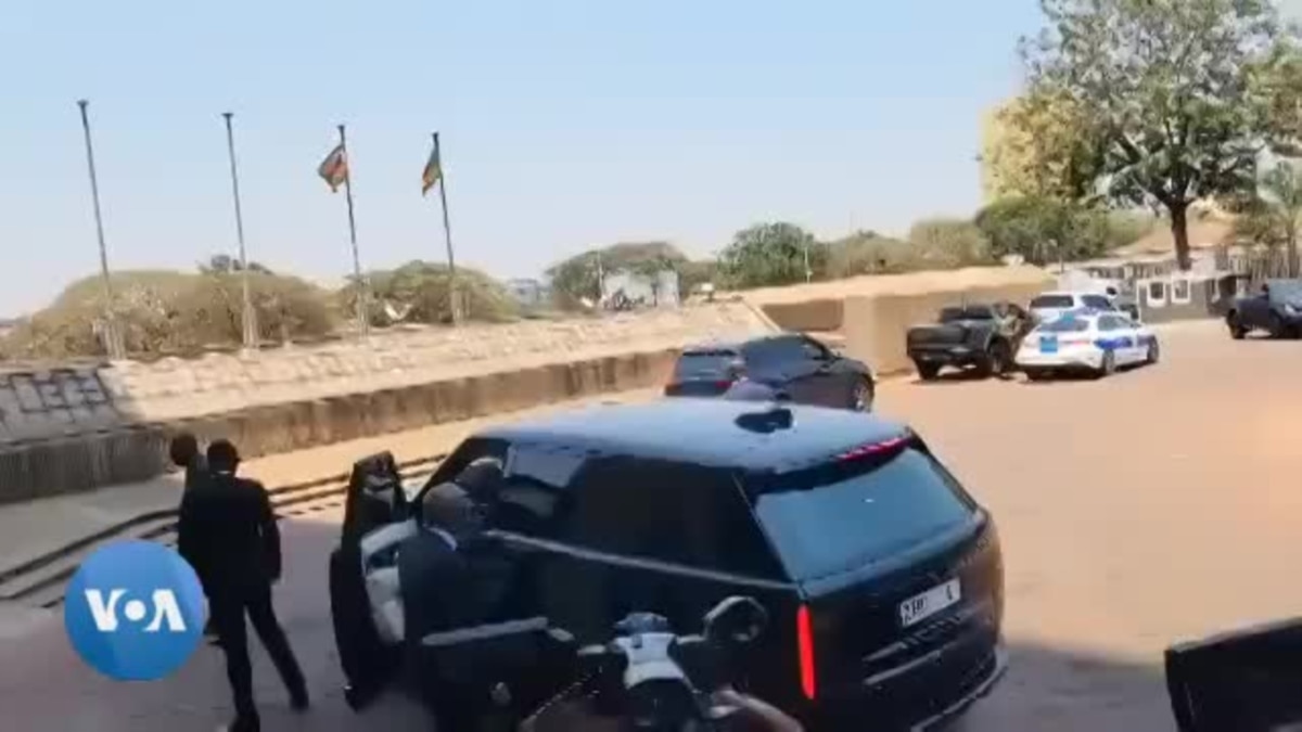 Mnangagwa's Motorcade Arriving at Venue of Central Committee Meeting in ...