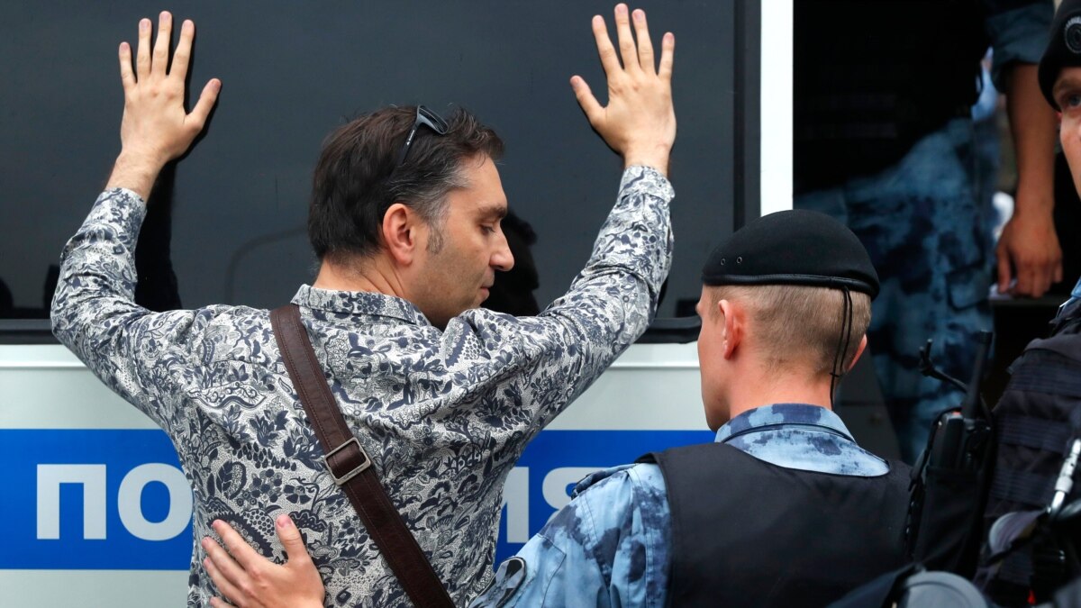 Monitoring Group: Nearly 400 Arrested in Moscow Journalist Protest