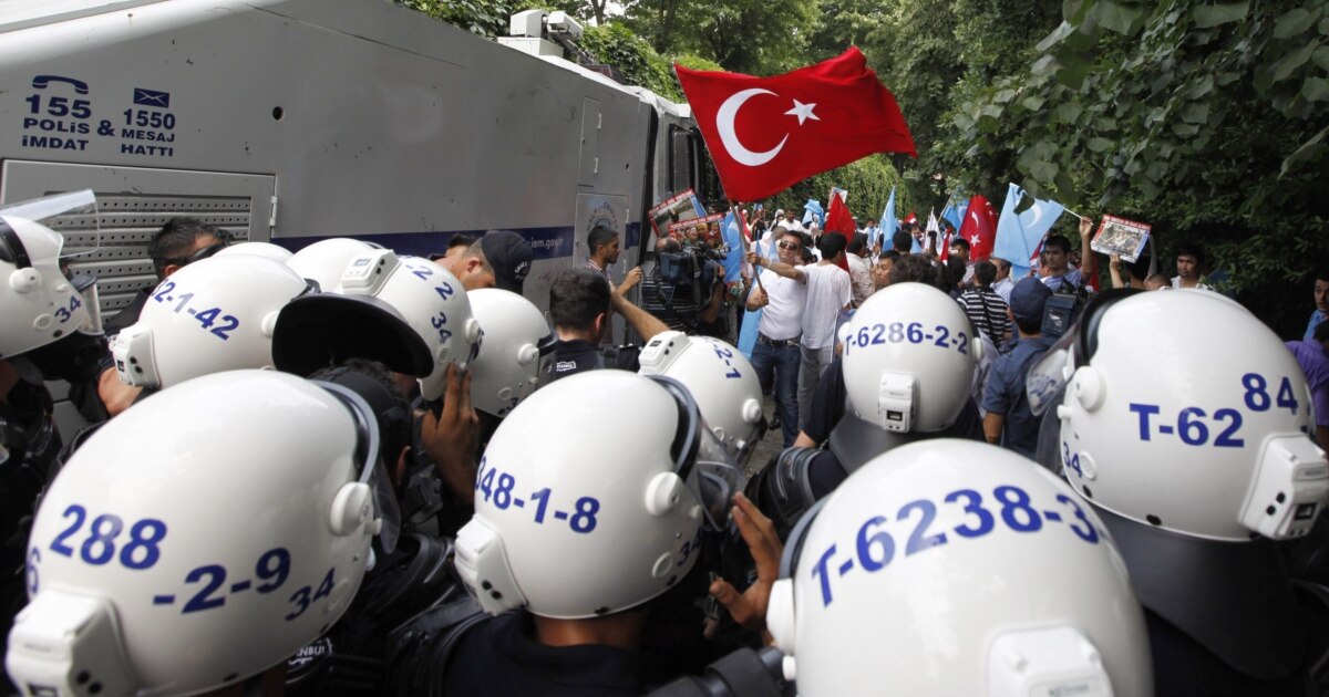 Phone Hotline in Turkey Helps Victims of Police Violence