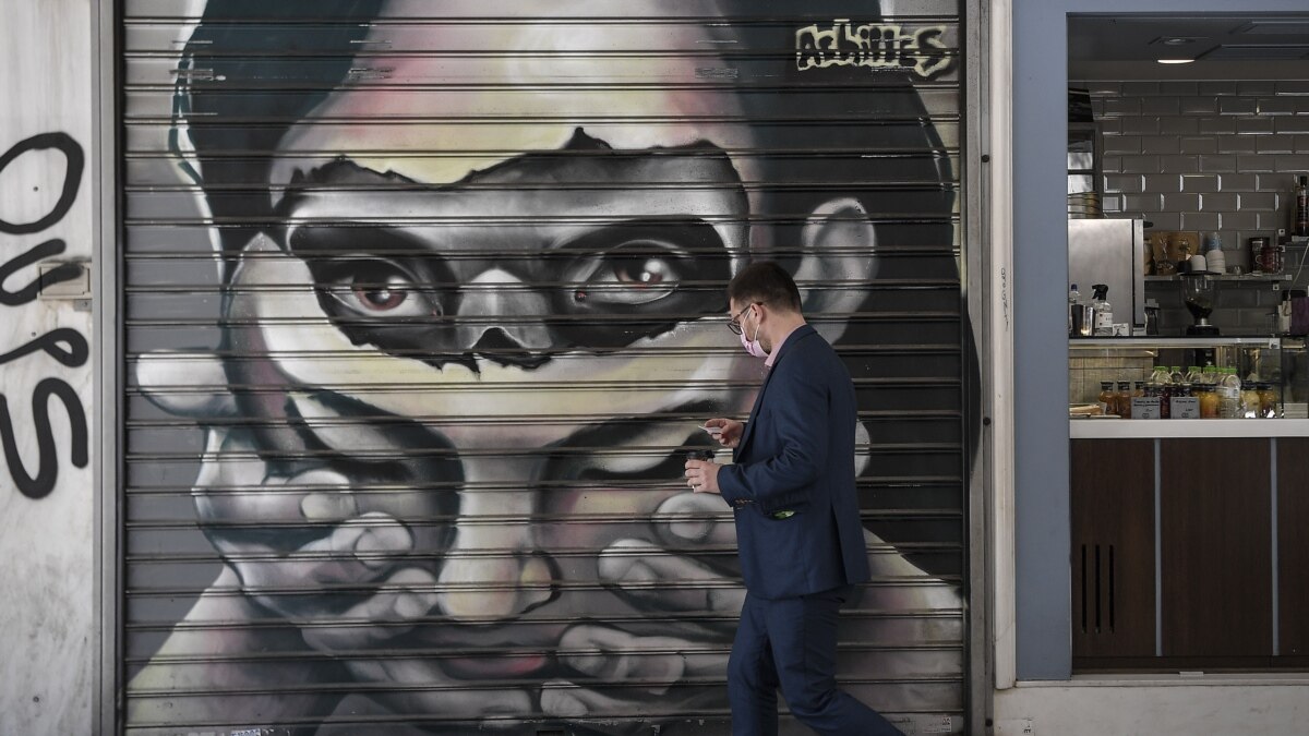 Greek Police Tackle Corona Parties as Government Eases Lockdown