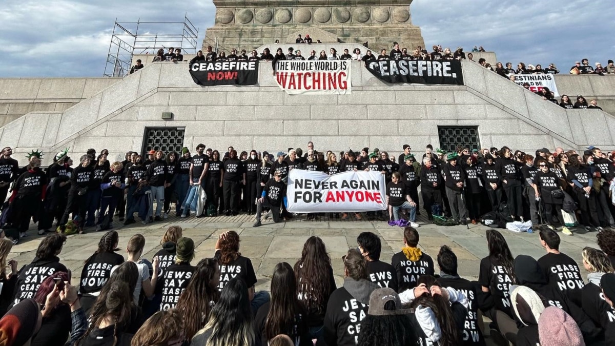 Hundreds of Jewish Activists Block Israeli Consulate in Chicago