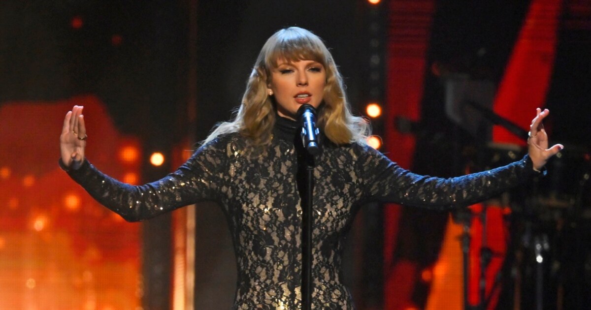 Taylor Swift Rilis Versi “Lama” Lagu Natal “Christmas Tree Farm”
