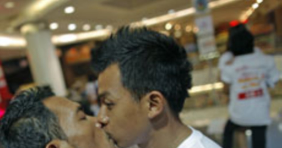 Gay Couple Sets World Record for Longest Kiss