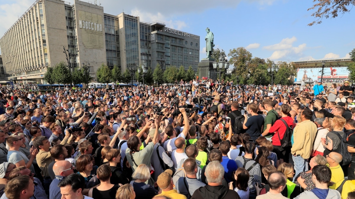 Thousands March in Moscow Protest Defying Authorities