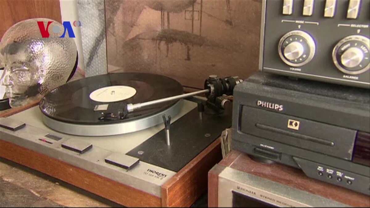 Vinyl Records Making a Comeback Vinyl Records Making a Comeback