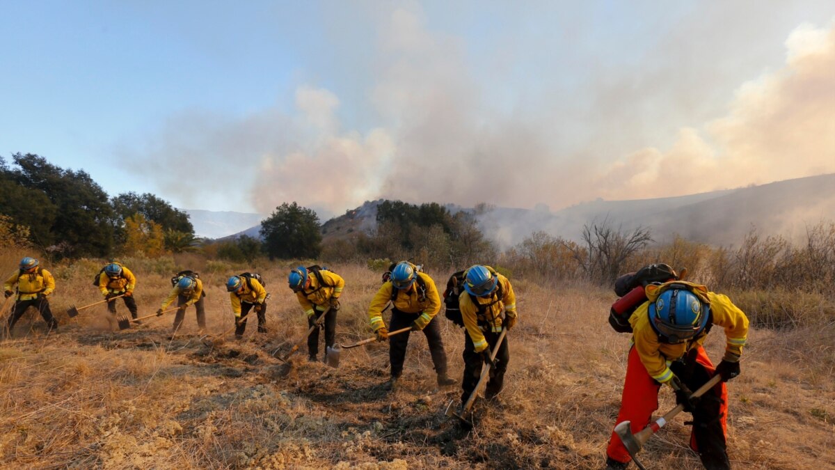 Firefighters Battle Strong Winds to Contain Southern California Blaze
