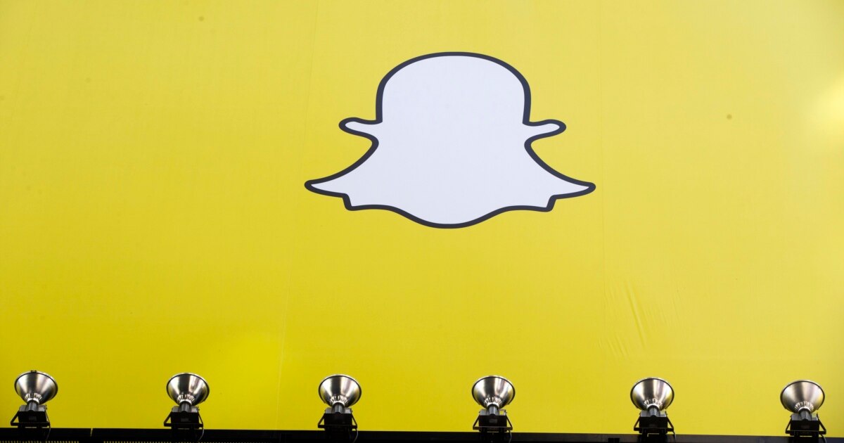 Snapchat Unveils Cartoonish Machine to Sell Video Glasses