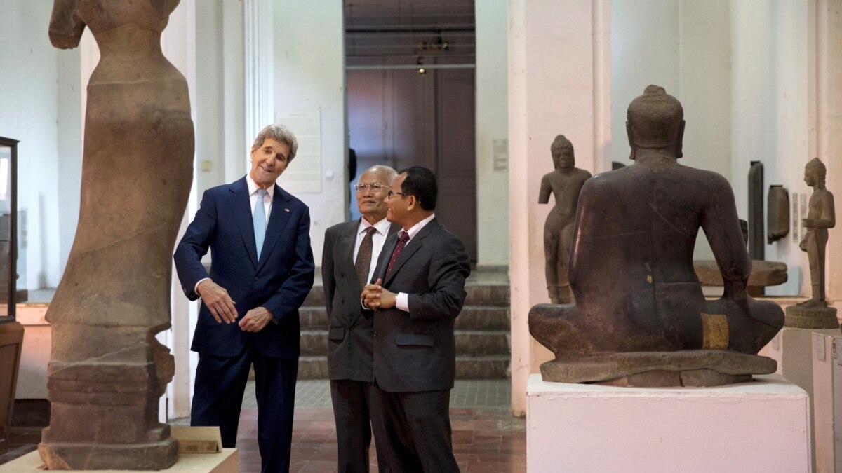 In Visit, US Secretary of State Gave a Nod to Cambodian Antiquities