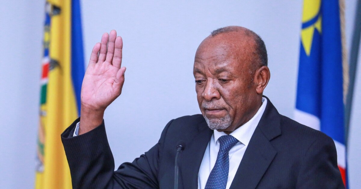 Nangolo Mbumba toma posse como Presidente interino da Namíbia