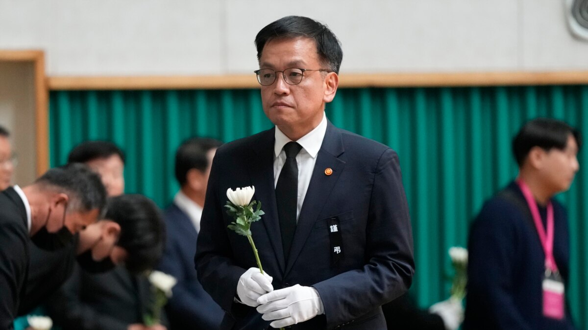 ကိုရီးယားလေယာဥ်ပျက်ကျ သေဆုံးခဲ့သူတွေအတွက် အောက်မေ့ဖွယ်အခမ်းအနား ယာယီသမ္မတ တက်ရောက်