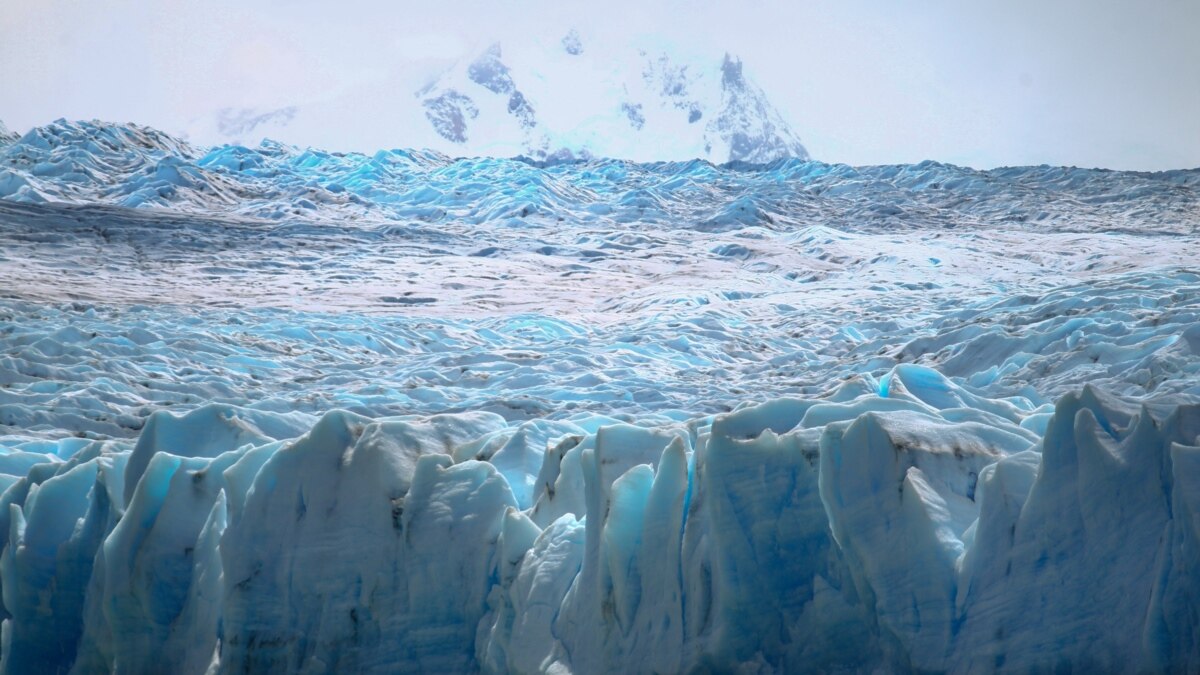 Southern Chile Iceberg Splits From Glacier, Threatens Navigation