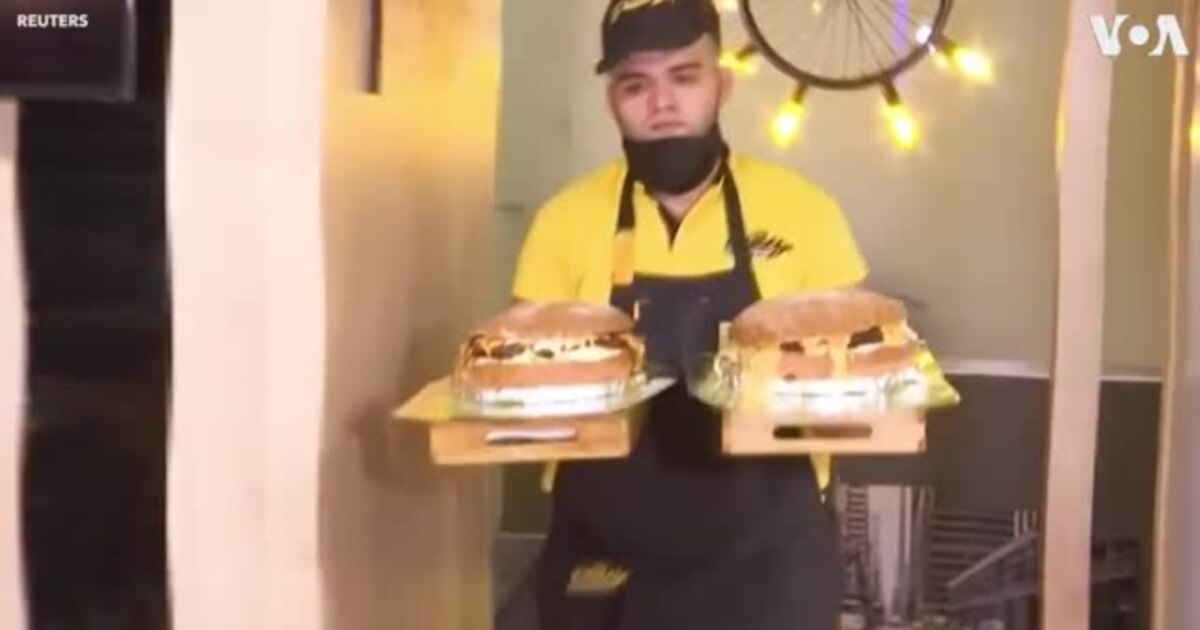 Egyptians Try to Eat a One-Kilogram Burger
