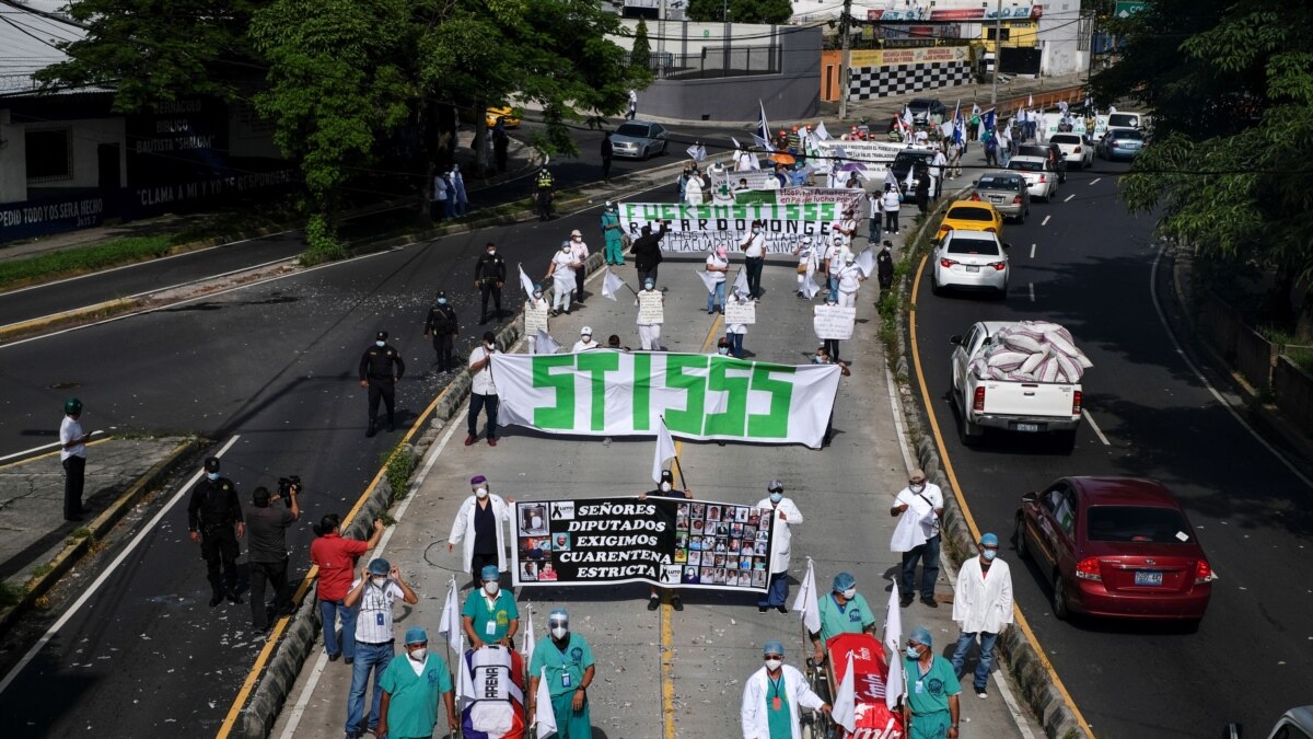 Trabajadores De La Salud Protestan En El Salvador Para Pedir Una