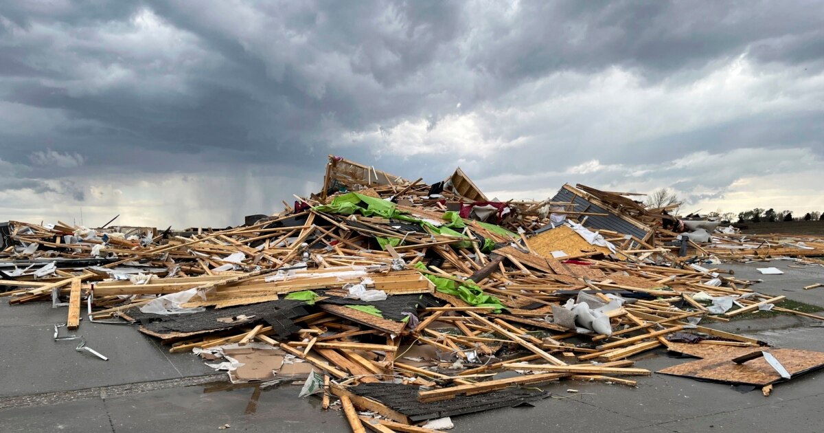 Omaha မှာ လေဆင်နှာမောင်းကြောင့် နေအိမ် ရာချီပျက်စီး