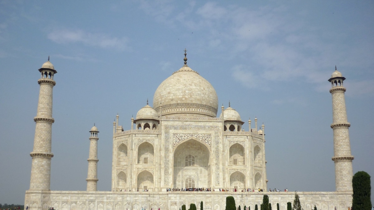 Researchers Study Pollutants Turning Taj Mahal Yellow