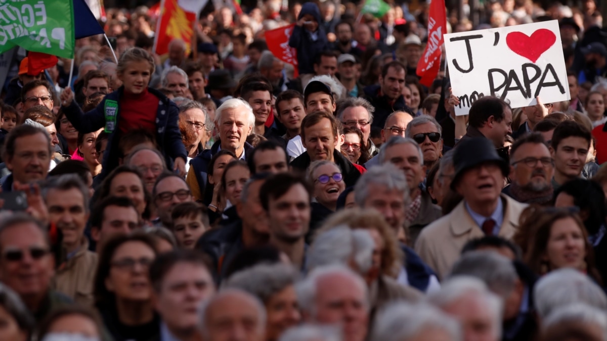 French Conservatives Protest Against IVF for Singles, Lesbians